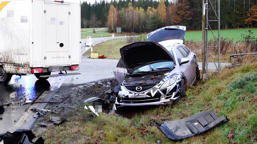 Unfall zwischen Helmbrechts & Münchberg: Zwei Verletzte nach heftiger Kollision am Freitagmorgen ...