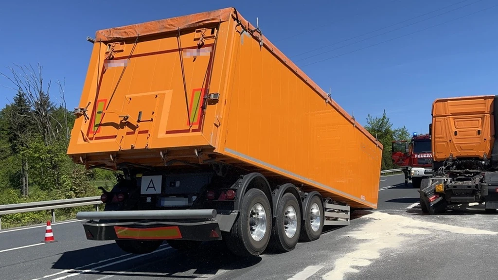 B85 / Steinbach am Wald: Lkw verliert mitten auf der Fahrt seinen Anhänger – 100.000 Euro ...