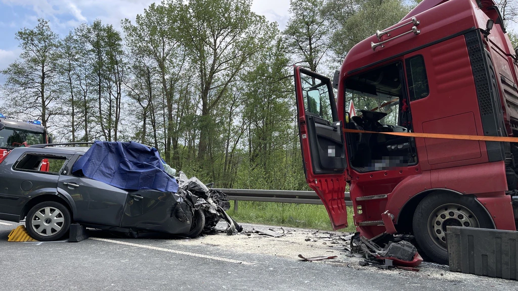 B85 / Neudrossenfeld: Autofahrer (37) kollidiert frontal mit Lkw und stirbt | tvo.de