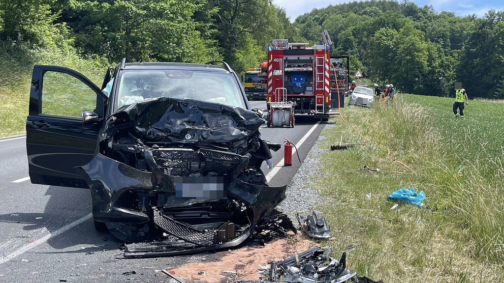 Zwei Verletzte: Schwerer Unfall auf der B303 bei Bad Berneck | tvo.de