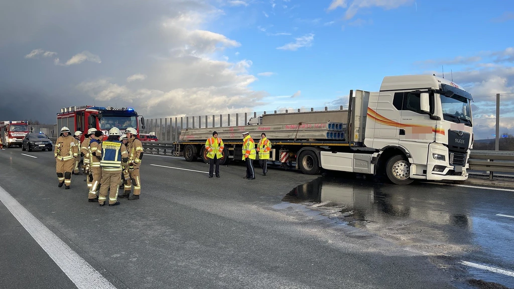 A9 / Münchberg: Lkw kracht nach Reifenplatzer in Leitplanke | tvo.de