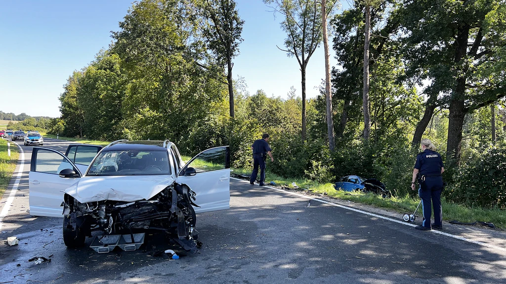 Bei Hollfeld: Zwei Schwerverletzte nach Frontalcrash auf der B22 | tvo.de