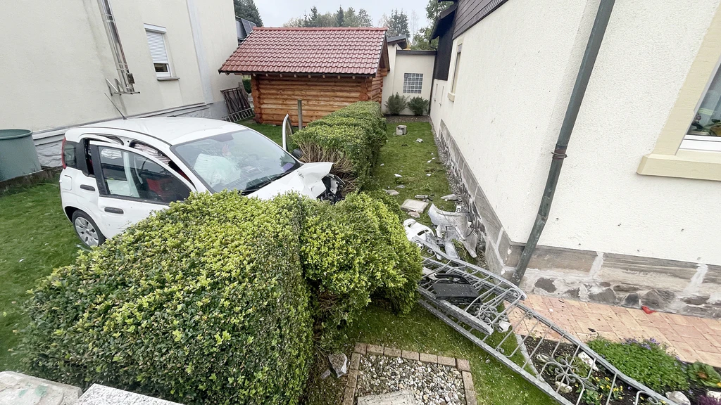 Schwerer Unfall auf der B85 in Pressig: Autofahrerin landet an einer Hauswand | tvo.de