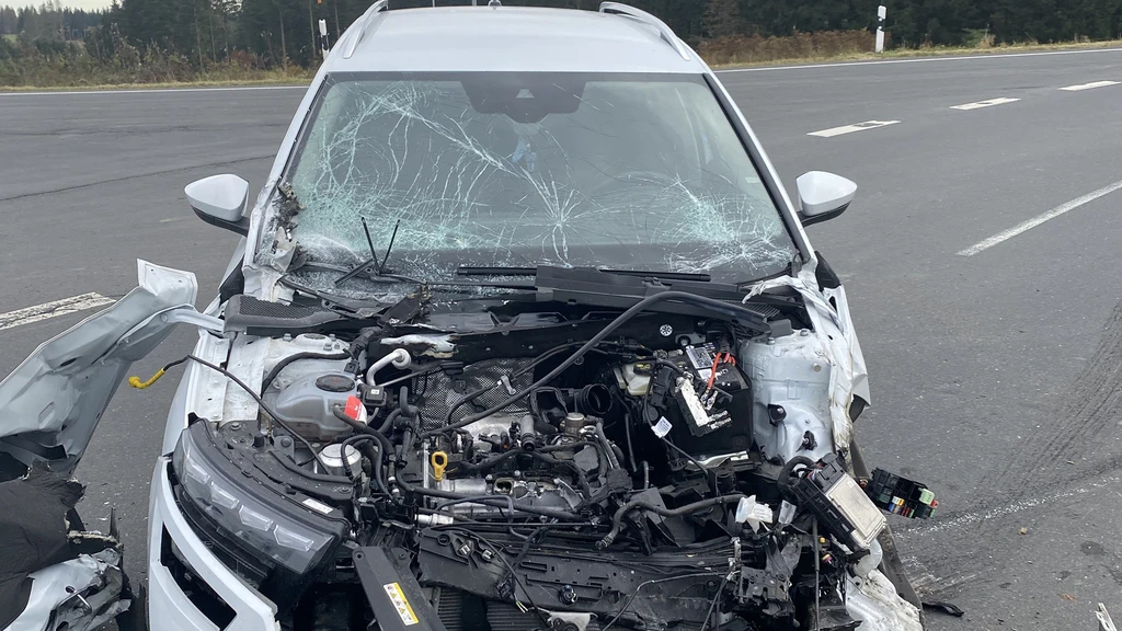 Reichenbach: Auto kracht frontal in Traktor – Fahrzeug wird völlig ...