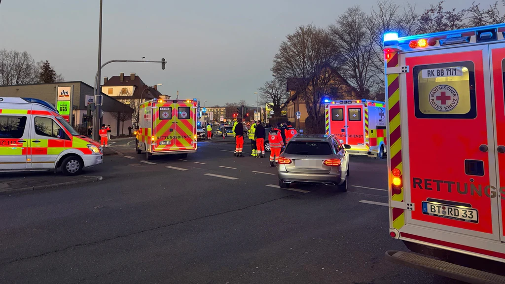 Zwei Pkw kollidieren auf Kreuzung: Zahlreiche Verletzte nach Unfall in Bayreuth | tvo.de