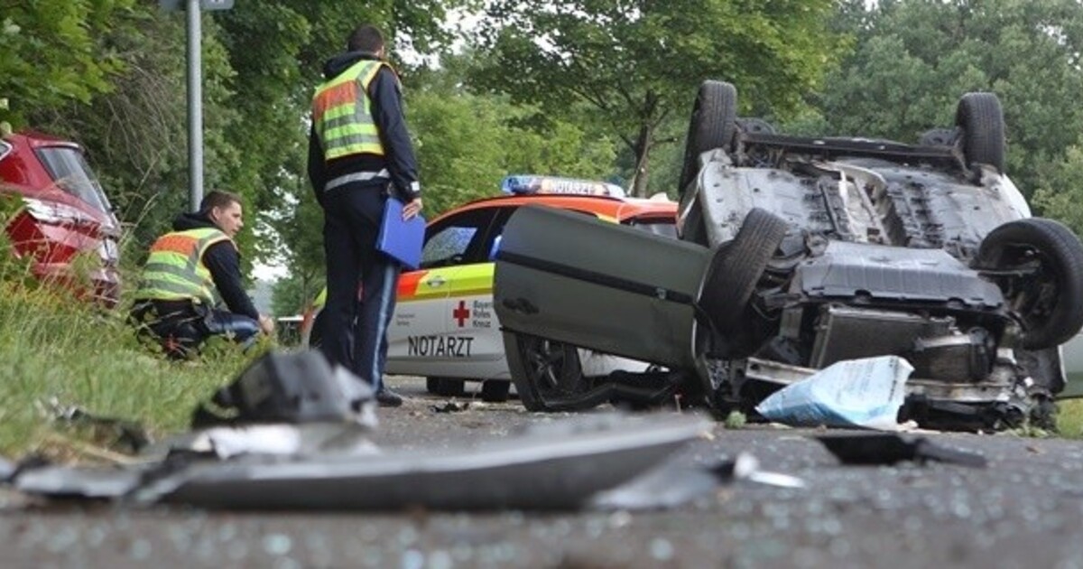 Schwerer Unfall bei Birkach: Pkw überschlägt sich auf der B22 mehrfach! | tvo.de