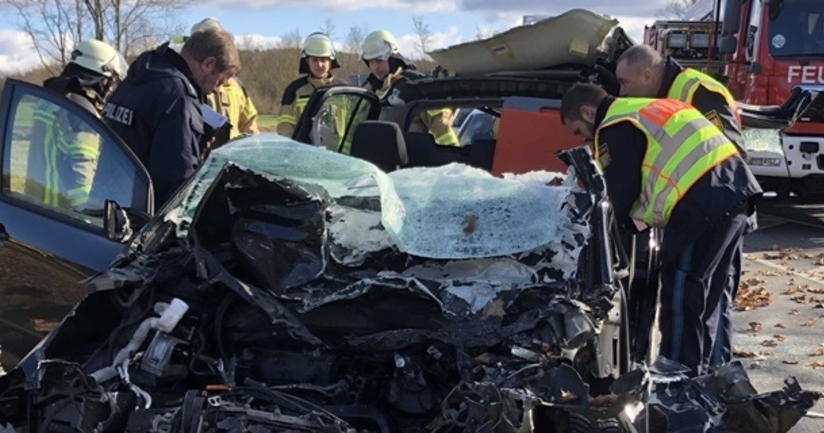 Tödlicher Unfall in Neudrossenfeld: Frontalzusammenstoß zwischen Pkw & Schulbus | tvo.de