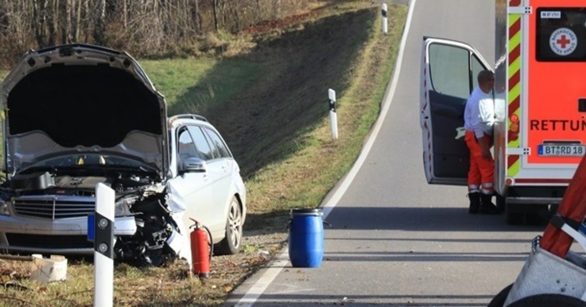 Schwerer Unfall bei Königsfeld: Pkw prallt gegen Baum | tvo.de
