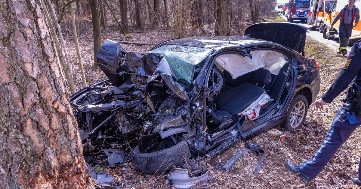 Auto kracht bei Pommersfelden frontal gegen Baum: Fahrer (26) schwebt in Lebensgefahr | tvo.de