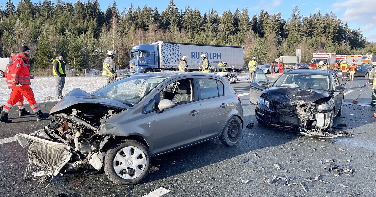 A93 / Schönwald: Unfall mit sieben Fahrzeugen und fünf Verletzten | tvo.de
