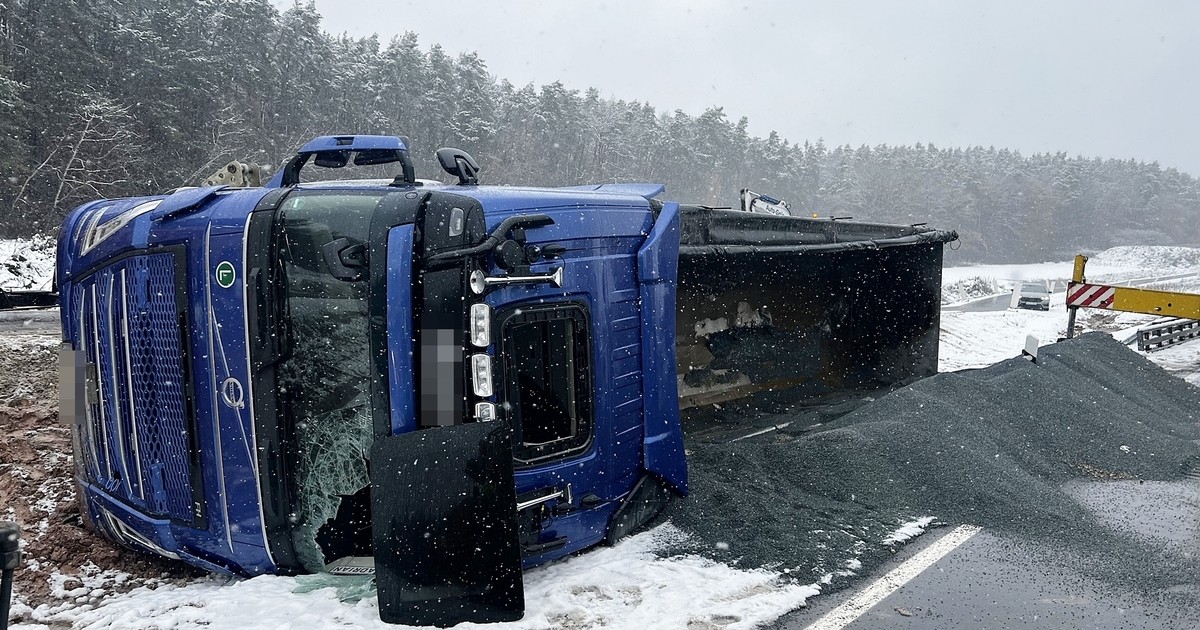 Unfall auf der B505 bei Hirschaid: Lkw legt sich auf die Seite! | tvo.de