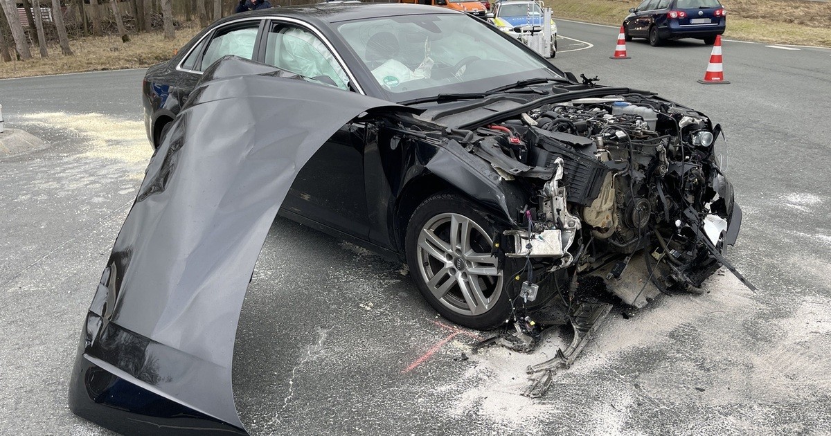 +UPDATE+ Autos krachen bei Hof ineinander: Zwei Personen verletzt | tvo.de