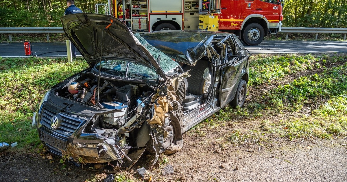 Schwerer Unfall bei Geisfeld: Pkw wird der Länge nach aufgeschlitzt – Frau (59) erleidet ...