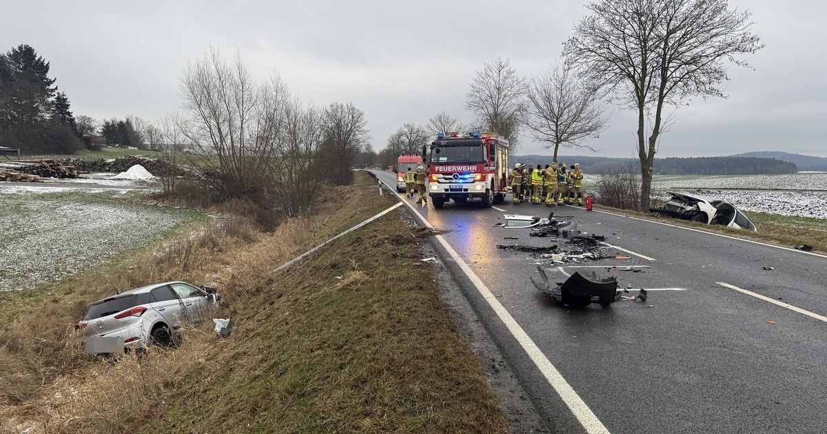Zwei Schwerverletzte bei Frontalkollision nahe Ebersdorf: Frau (50) schwebt vorübergehend in ...