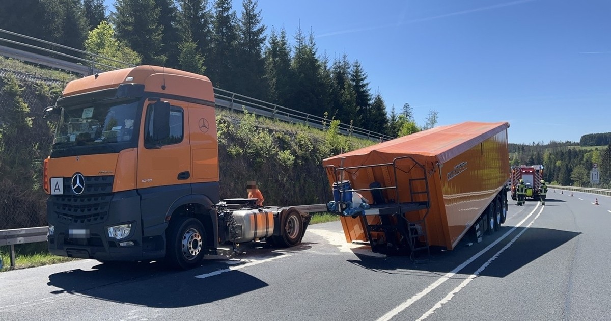 B85 / Steinbach am Wald: Lkw verliert mitten auf der Fahrt seinen Anhänger – 100.000 Euro ...