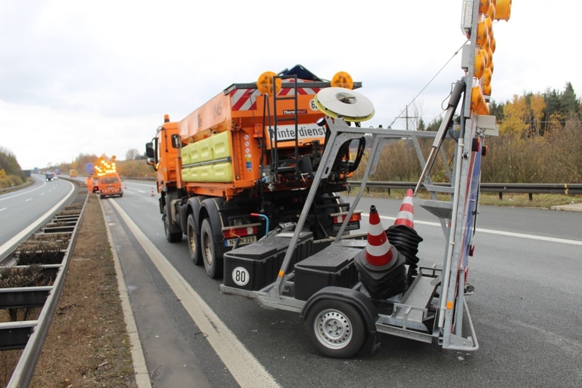 100.000 EUR Schaden auf der A93: BMW-Fahrerin prallt bei Rehau in ... 100.000 EUR Schaden auf der A93: BMW-Fahrerin prallt bei Rehau in ...